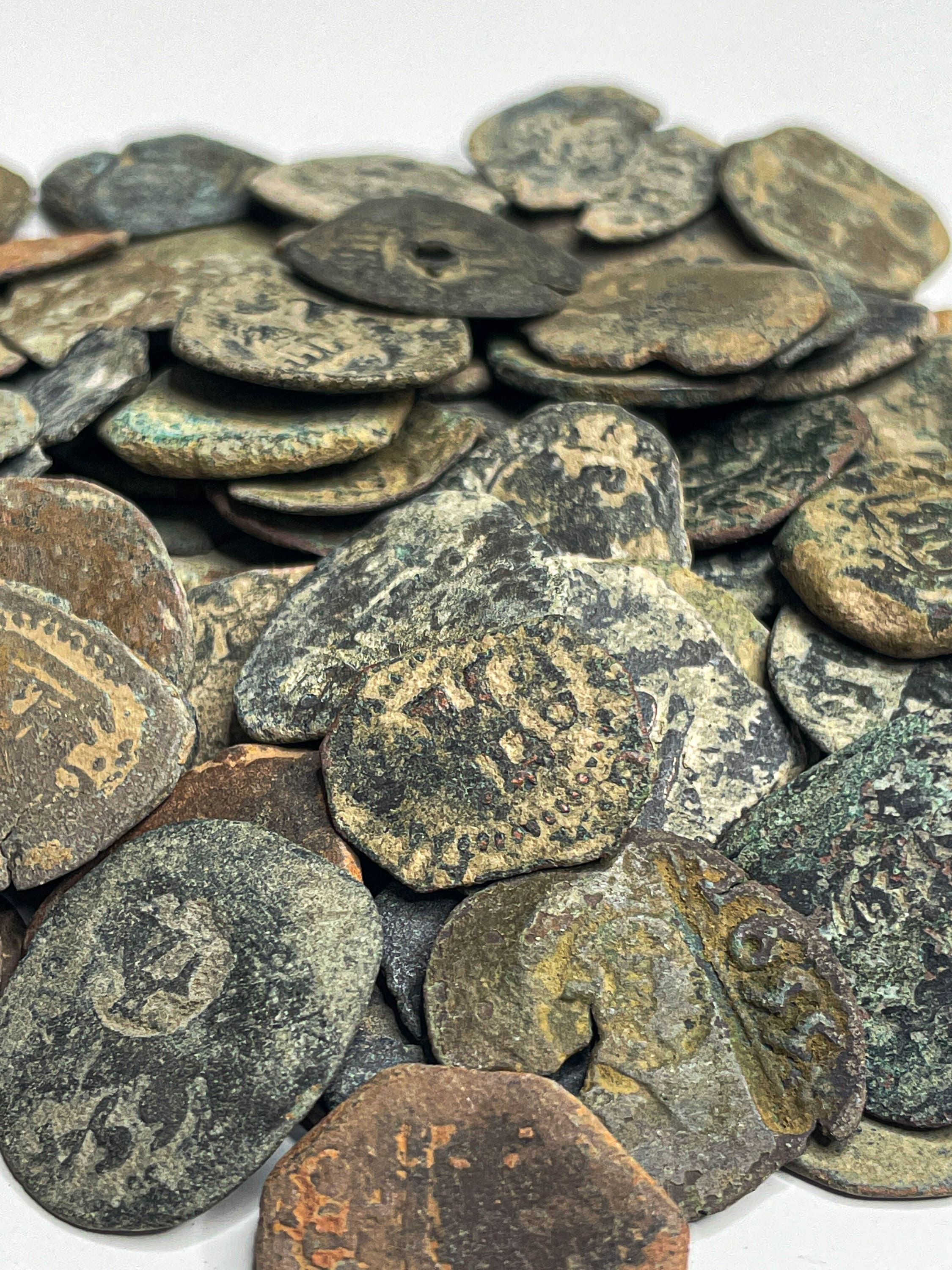 4 Ancient Pirate Coins In Glass Case - mpnice